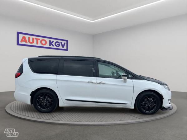 White Chrysler Pacifica 2018 in Kaunas, with an engine capacity of 3.60 L and mileage of 237 thousand km for 14999 €, photo 6 on AUTOMOTO.COM.LV