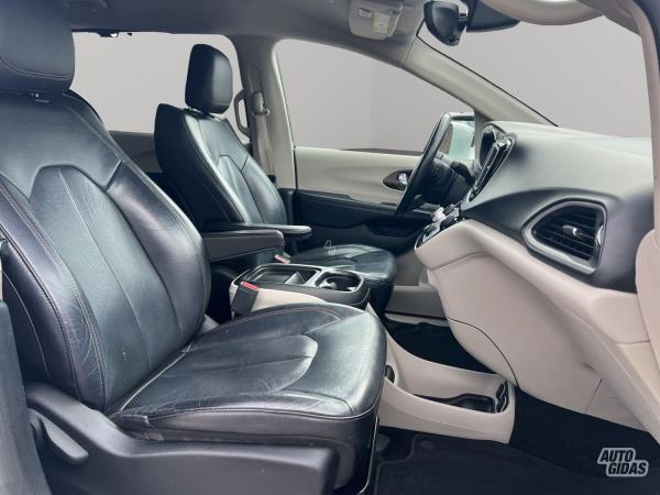 White Chrysler Pacifica 2018 in Kaunas, with an engine capacity of 3.60 L and mileage of 237 thousand km for 14999 €, photo 8 on AUTOMOTO.COM.LV