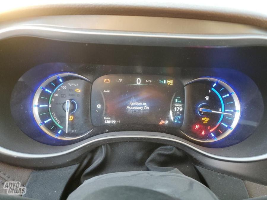 White Chrysler Pacifica 2018 in Siauliai, with an engine capacity of 3.60 L and mileage of 222 thousand km for 10200 €, photo 1 on AUTOMOTO.COM.LV
