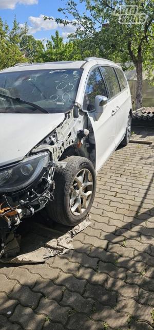 White Chrysler Pacifica 2018 in Siauliai, with an engine capacity of 3.60 L and mileage of 222 thousand km for 10200 €, photo 4 on AUTOMOTO.COM.LV