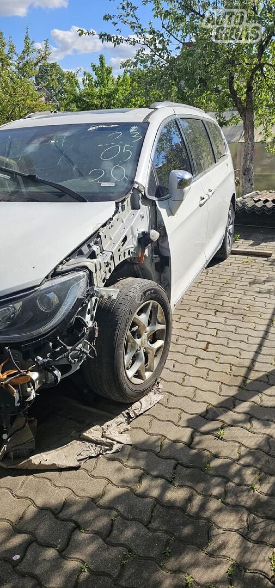 White Chrysler Pacifica 2018 in Siauliai, with an engine capacity of 3.60 L and mileage of 222 thousand km for 10200 €, photo 4 on AUTOMOTO.COM.LV