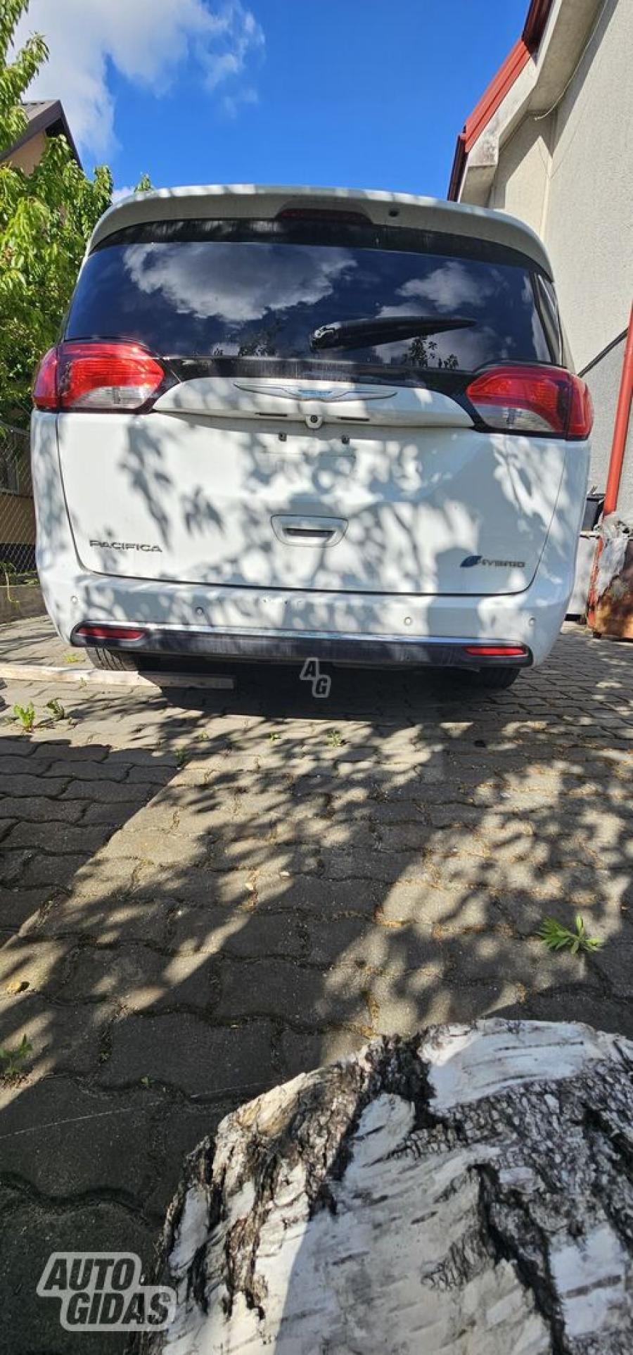 White Chrysler Pacifica 2018 in Siauliai, with an engine capacity of 3.60 L and mileage of 222 thousand km for 10200 €, photo 7 on AUTOMOTO.COM.LV
