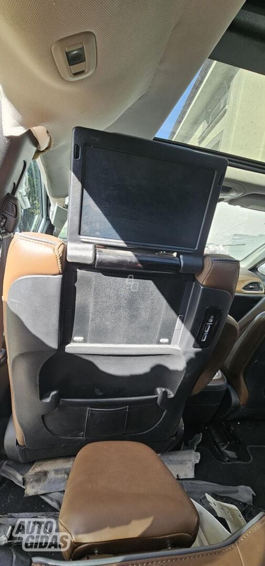White Chrysler Pacifica 2018 in Siauliai, with an engine capacity of 3.60 L and mileage of 222 thousand km for 10200 €, photo 11 on AUTOMOTO.COM.LV