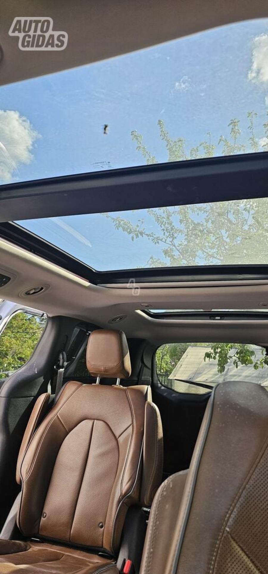 White Chrysler Pacifica 2018 in Siauliai, with an engine capacity of 3.60 L and mileage of 222 thousand km for 10200 €, photo 12 on AUTOMOTO.COM.LV