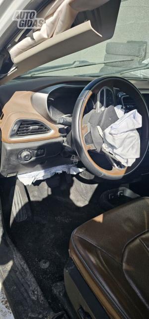 White Chrysler Pacifica 2018 in Siauliai, with an engine capacity of 3.60 L and mileage of 222 thousand km for 10200 €, photo 13 on AUTOMOTO.COM.LV