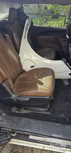 White Chrysler Pacifica 2018 in Siauliai, with an engine capacity of 3.60 L and mileage of 222 thousand km for 10200 €, photo 15 on AUTOMOTO.COM.LV