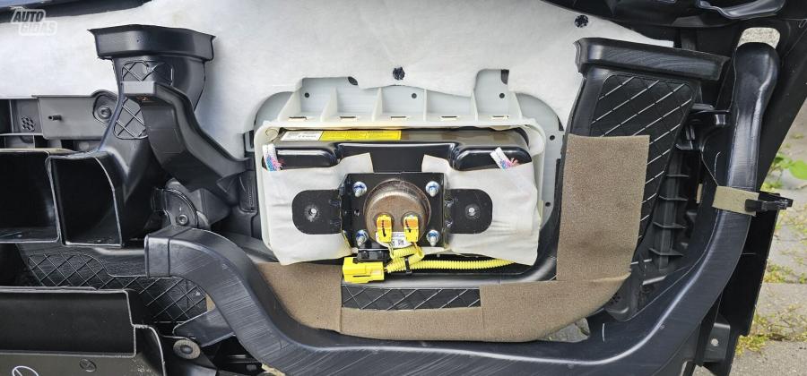 White Chrysler Pacifica 2018 in Siauliai, with an engine capacity of 3.60 L and mileage of 222 thousand km for 10200 €, photo 19 on AUTOMOTO.COM.LV