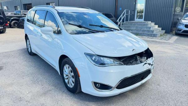 White Chrysler Pacifica 2018 in Ukmerge, with an engine capacity of 3.61 L and mileage of 247 thousand km for 7990 €, photo 1 on AUTOMOTO.COM.LV