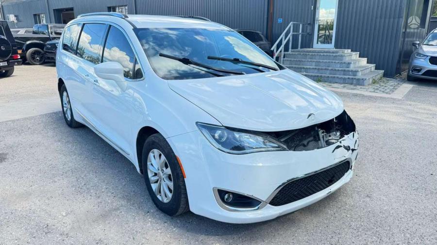 White Chrysler Pacifica 2018 in Ukmerge, with an engine capacity of 3.61 L and mileage of 247 thousand km for 7990 €, photo 1 on AUTOMOTO.COM.LV