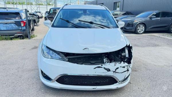White Chrysler Pacifica 2018 in Ukmerge, with an engine capacity of 3.61 L and mileage of 247 thousand km for 7990 €, photo 2 on AUTOMOTO.COM.LV