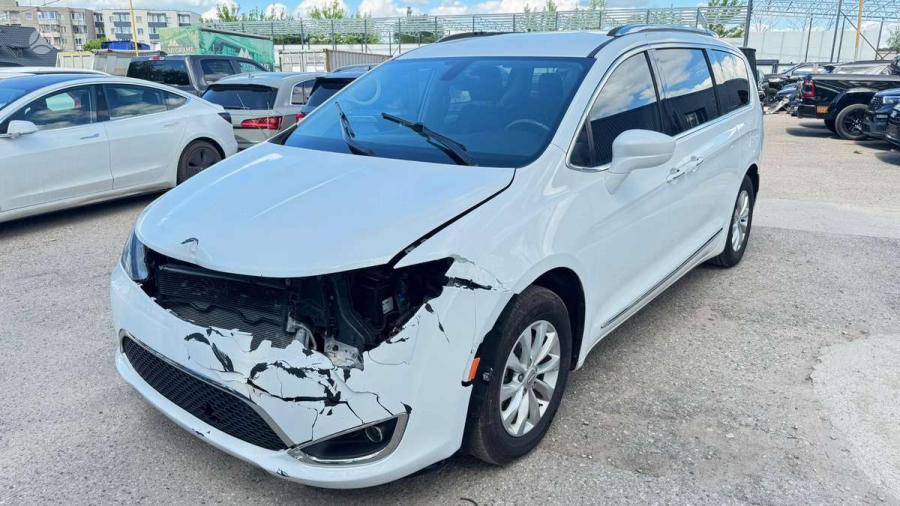 White Chrysler Pacifica 2018 in Ukmerge, with an engine capacity of 3.61 L and mileage of 247 thousand km for 7990 €, photo 4 on AUTOMOTO.COM.LV