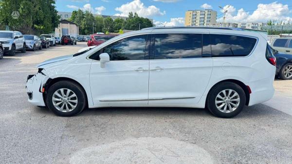 White Chrysler Pacifica 2018 in Ukmerge, with an engine capacity of 3.61 L and mileage of 247 thousand km for 7990 €, photo 4 on AUTOMOTO.COM.LV