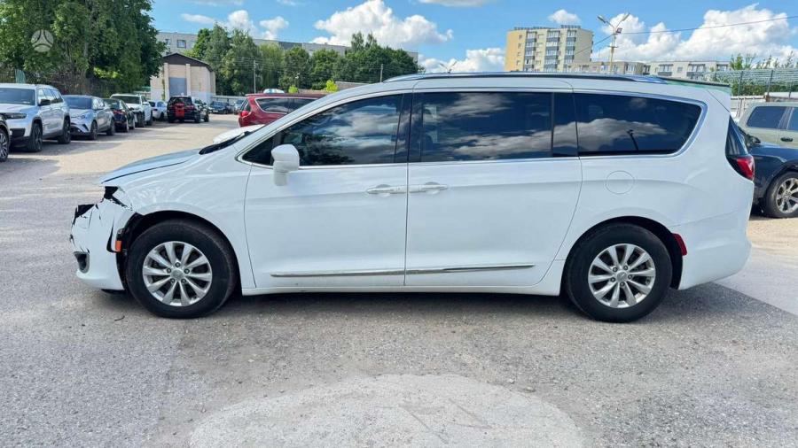 White Chrysler Pacifica 2018 in Ukmerge, with an engine capacity of 3.61 L and mileage of 247 thousand km for 7990 €, photo 5 on AUTOMOTO.COM.LV