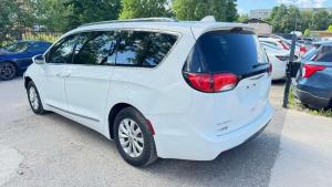 White Chrysler Pacifica 2018 in Ukmerge, with an engine capacity of 3.61 L and mileage of 247 thousand km for 7990 €, photo 6 on AUTOMOTO.COM.LV