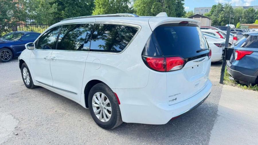White Chrysler Pacifica 2018 in Ukmerge, with an engine capacity of 3.61 L and mileage of 247 thousand km for 7990 €, photo 6 on AUTOMOTO.COM.LV