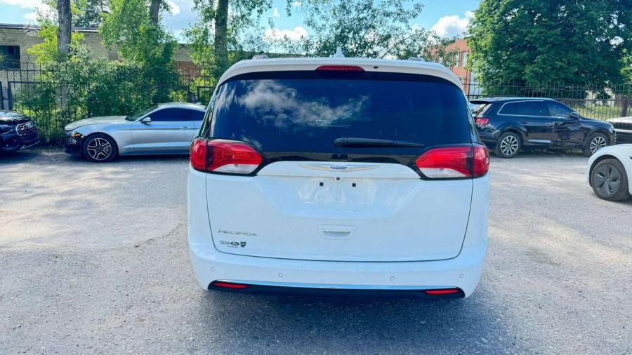 White Chrysler Pacifica 2018 in Ukmerge, with an engine capacity of 3.61 L and mileage of 247 thousand km for 7990 €, photo 7 on AUTOMOTO.COM.LV