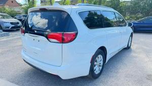 White Chrysler Pacifica 2018 in Ukmerge, with an engine capacity of 3.61 L and mileage of 247 thousand km for 7990 €, photo 8 on AUTOMOTO.COM.LV