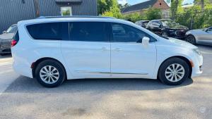 White Chrysler Pacifica 2018 in Ukmerge, with an engine capacity of 3.61 L and mileage of 247 thousand km for 7990 €, photo 9 on AUTOMOTO.COM.LV