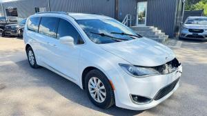 White Chrysler Pacifica 2018 in Ukmerge, with an engine capacity of 3.61 L and mileage of 247 thousand km for 7990 €, photo 10 on AUTOMOTO.COM.LV