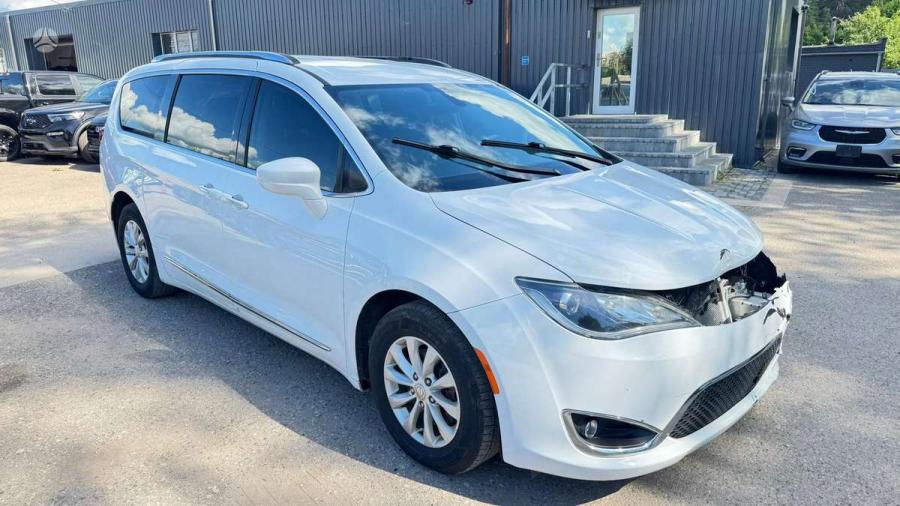 White Chrysler Pacifica 2018 in Ukmerge, with an engine capacity of 3.61 L and mileage of 247 thousand km for 7990 €, photo 10 on AUTOMOTO.COM.LV