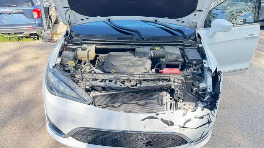 White Chrysler Pacifica 2018 in Ukmerge, with an engine capacity of 3.61 L and mileage of 247 thousand km for 7990 €, photo 11 on AUTOMOTO.COM.LV