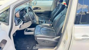 White Chrysler Pacifica 2018 in Ukmerge, with an engine capacity of 3.61 L and mileage of 247 thousand km for 7990 €, photo 14 on AUTOMOTO.COM.LV