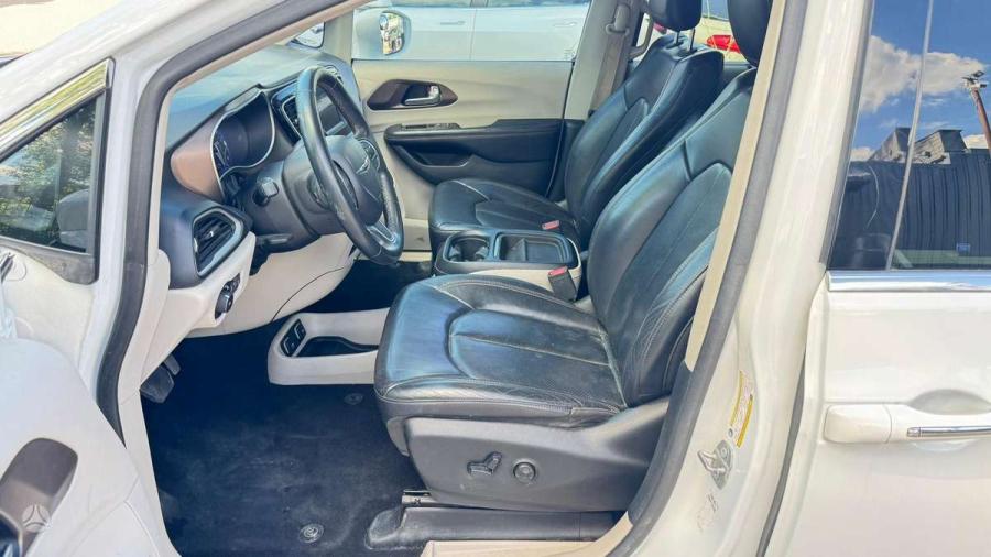White Chrysler Pacifica 2018 in Ukmerge, with an engine capacity of 3.61 L and mileage of 247 thousand km for 7990 €, photo 14 on AUTOMOTO.COM.LV