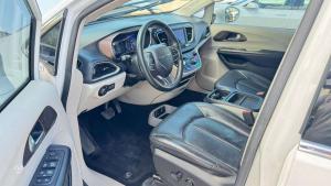 White Chrysler Pacifica 2018 in Ukmerge, with an engine capacity of 3.61 L and mileage of 247 thousand km for 7990 €, photo 15 on AUTOMOTO.COM.LV