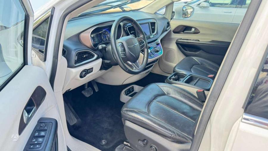 White Chrysler Pacifica 2018 in Ukmerge, with an engine capacity of 3.61 L and mileage of 247 thousand km for 7990 €, photo 15 on AUTOMOTO.COM.LV