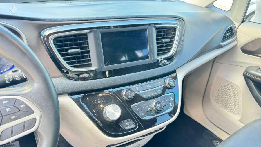 White Chrysler Pacifica 2018 in Ukmerge, with an engine capacity of 3.61 L and mileage of 247 thousand km for 7990 €, photo 17 on AUTOMOTO.COM.LV
