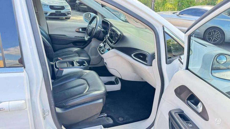 White Chrysler Pacifica 2018 in Ukmerge, with an engine capacity of 3.61 L and mileage of 247 thousand km for 7990 €, photo 18 on AUTOMOTO.COM.LV