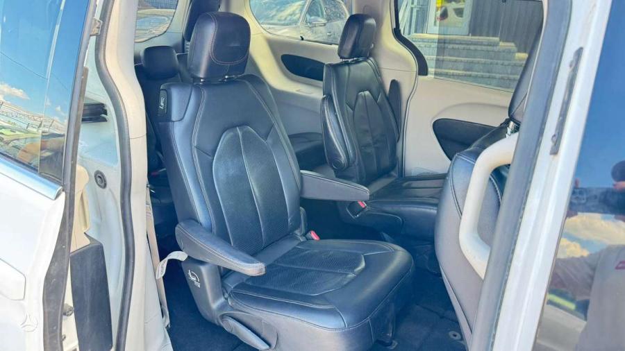 White Chrysler Pacifica 2018 in Ukmerge, with an engine capacity of 3.61 L and mileage of 247 thousand km for 7990 €, photo 19 on AUTOMOTO.COM.LV