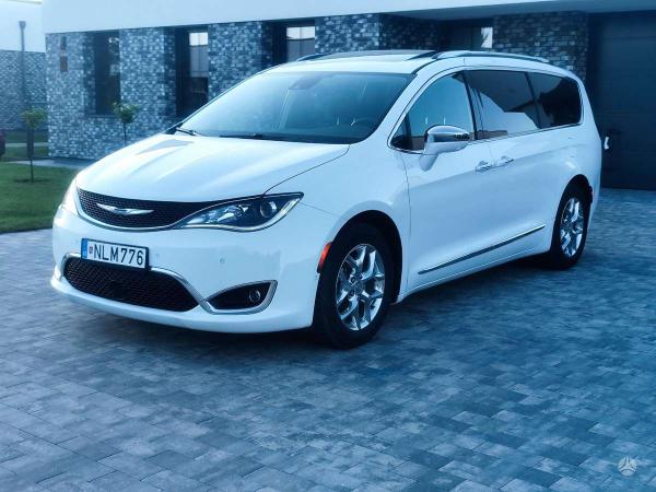 White Chrysler Pacifica 2018 in Kaunas, with an engine capacity of 3.61 L and mileage of 217 thousand km for 16500 €, photo 1 on AUTOMOTO.COM.LV