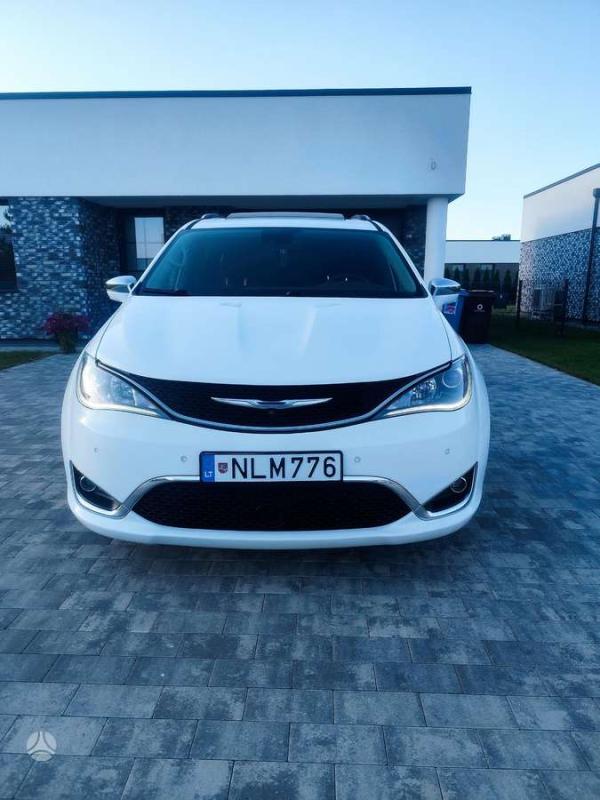 White Chrysler Pacifica 2018 in Kaunas, with an engine capacity of 3.61 L and mileage of 217 thousand km for 16500 €, photo 2 on AUTOMOTO.COM.LV