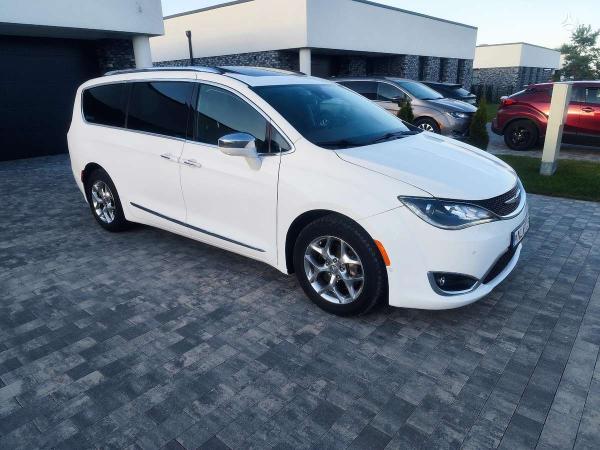 White Chrysler Pacifica 2018 in Kaunas, with an engine capacity of 3.61 L and mileage of 217 thousand km for 16500 €, photo 3 on AUTOMOTO.COM.LV