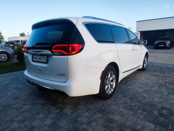 White Chrysler Pacifica 2018 in Kaunas, with an engine capacity of 3.61 L and mileage of 217 thousand km for 16500 €, photo 5 on AUTOMOTO.COM.LV