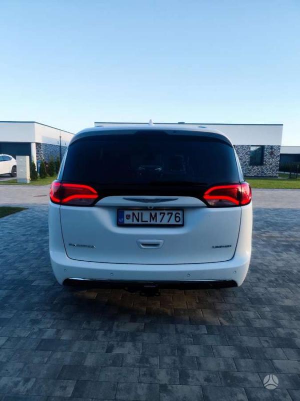 White Chrysler Pacifica 2018 in Kaunas, with an engine capacity of 3.61 L and mileage of 217 thousand km for 16500 €, photo 6 on AUTOMOTO.COM.LV