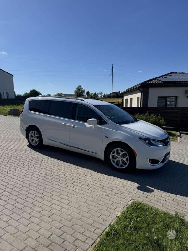 Balts Chrysler Pacifica 2018 Klaipėda, ar dzinēja tilpumu 3.70 L un nobraukumu 264 tūkst. km par 12500 €, foto  vietnē AUTOMOTO.COM.LV