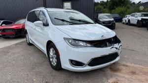 White Chrysler Pacifica 2018 in Ukmerge, with an engine capacity of 3.61 L and mileage of 247 thousand km for 7300 €, photo  on AUTOMOTO.COM.LV