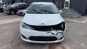 White Chrysler Pacifica 2018 in Ukmerge, with an engine capacity of 3.61 L and mileage of 247 thousand km for 7300 €, photo 3 on AUTOMOTO.COM.LV