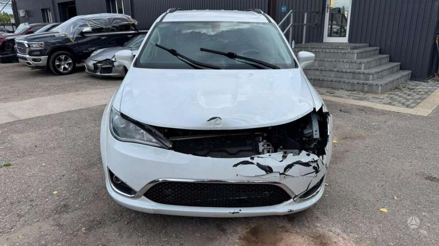 White Chrysler Pacifica 2018 in Ukmerge, with an engine capacity of 3.61 L and mileage of 247 thousand km for 7300 €, photo 3 on AUTOMOTO.COM.LV