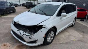 White Chrysler Pacifica 2018 in Ukmerge, with an engine capacity of 3.61 L and mileage of 247 thousand km for 7300 €, photo 4 on AUTOMOTO.COM.LV
