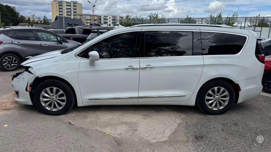 White Chrysler Pacifica 2018 in Ukmerge, with an engine capacity of 3.61 L and mileage of 247 thousand km for 7300 €, photo 5 on AUTOMOTO.COM.LV