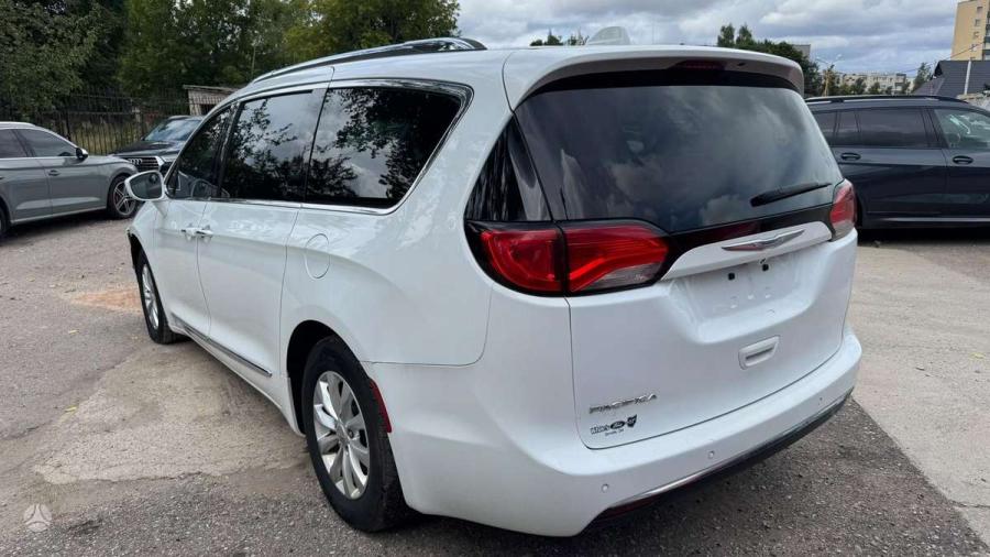 White Chrysler Pacifica 2018 in Ukmerge, with an engine capacity of 3.61 L and mileage of 247 thousand km for 7300 €, photo 6 on AUTOMOTO.COM.LV