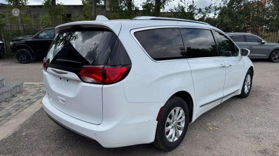 White Chrysler Pacifica 2018 in Ukmerge, with an engine capacity of 3.61 L and mileage of 247 thousand km for 7300 €, photo 7 on AUTOMOTO.COM.LV