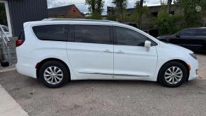 White Chrysler Pacifica 2018 in Ukmerge, with an engine capacity of 3.61 L and mileage of 247 thousand km for 7300 €, photo 8 on AUTOMOTO.COM.LV