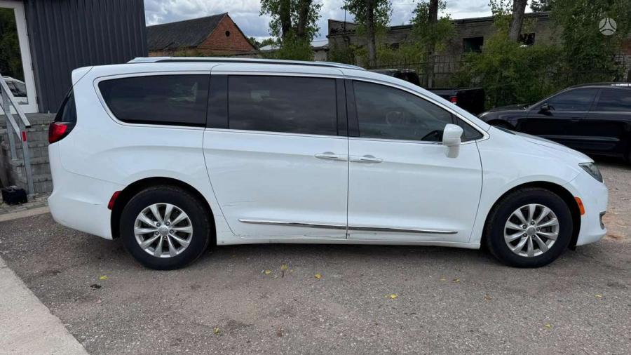 White Chrysler Pacifica 2018 in Ukmerge, with an engine capacity of 3.61 L and mileage of 247 thousand km for 7300 €, photo 8 on AUTOMOTO.COM.LV
