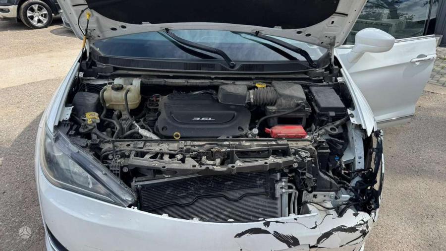White Chrysler Pacifica 2018 in Ukmerge, with an engine capacity of 3.61 L and mileage of 247 thousand km for 7300 €, photo 10 on AUTOMOTO.COM.LV