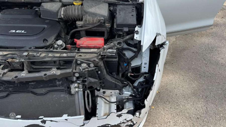 White Chrysler Pacifica 2018 in Ukmerge, with an engine capacity of 3.61 L and mileage of 247 thousand km for 7300 €, photo 12 on AUTOMOTO.COM.LV