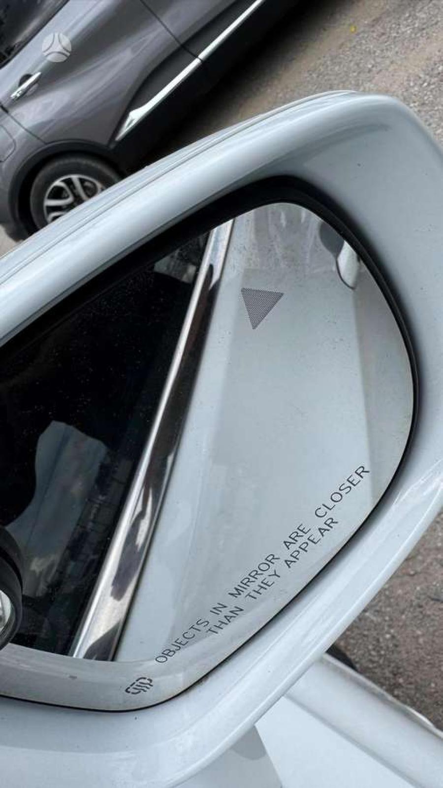 White Chrysler Pacifica 2018 in Ukmerge, with an engine capacity of 3.61 L and mileage of 247 thousand km for 7300 €, photo 14 on AUTOMOTO.COM.LV